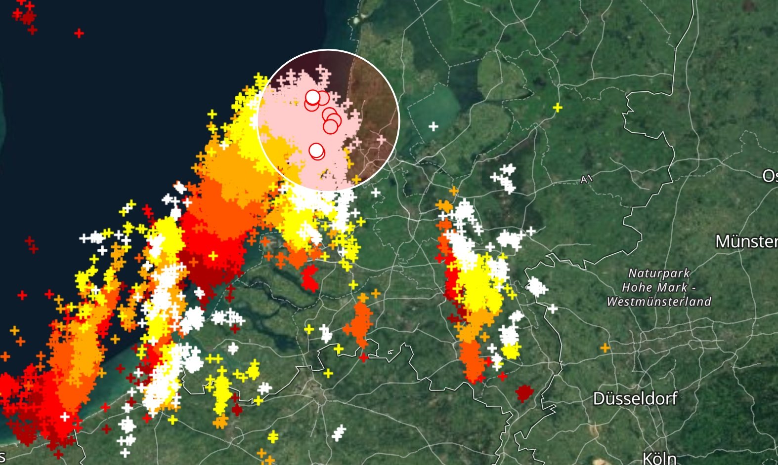 KNMI geeft code oranje voor lokaal zware neerslag en hevig onweer met ...